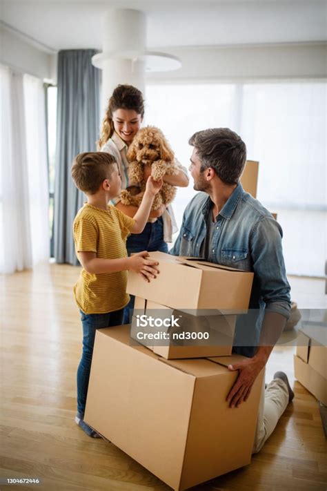 새 아파트 하우스에서 상자를 가지고 이사하는 아이들과 행복한 가족 새 집으로 이사에 대한 스톡 사진 및 기타 이미지 새 집으로 이사 가족 이주 개념 Istock