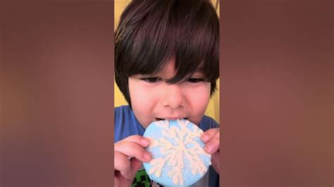 Ем синие сладости 🔵💙 Youtube