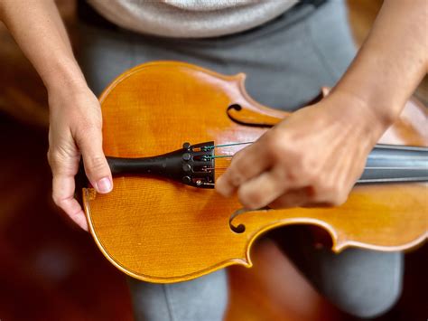 HOW TO CHANGE STRINGS AND TUNE A VIOLIN Maite Iglesias