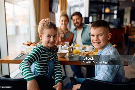 호텔 레스토랑에서 아침 식사를하고 카메라를 보면서 부모와 함께 행복한 아이들 4 명에 대한 스톡 사진 및 기타 이미지 4 명 가족 고급 호텔 Istock