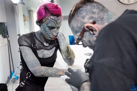 டாட்டூ குத்துவதில் கின்னஸ் சாதனை படைத்த அமெரிக்க பெண் Dinakaran