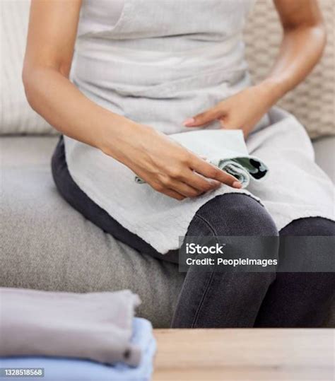 소파에 홀로 앉아 옷을 접는 인식 할 수없는 여자의 자른 샷 30 34세에 대한 스톡 사진 및 기타 이미지 30 34세