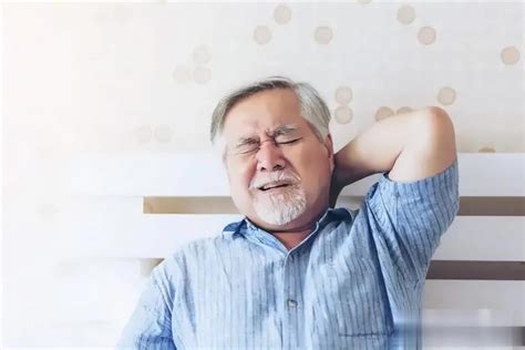 心脏好不好，看睡觉就知？上了年纪的人，睡觉若有这几征兆要小心