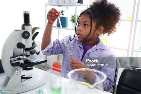 초등학교 아프리카 곱슬머리 소녀는 실험실에서 화학 과학 실험을 하고 귀여운 과학자 아이는 화학 시험관을 들고 아이는 실험실