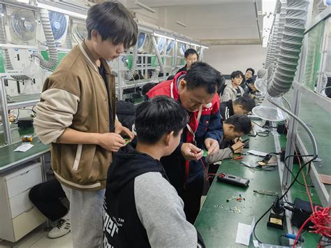 机电系探索工学一体化教学模式开展电工电子实训 蚌埠技师学院蚌埠科技工程学校