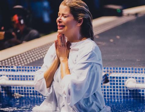 Karina Bacchi Se Emociona Ao Ser Batizada Em Igreja Quem Quem News