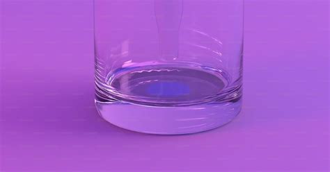 보라색 배경에 분홍색 뚜껑이 있는 유리병 사진 Unsplash의 점 적기 이미지