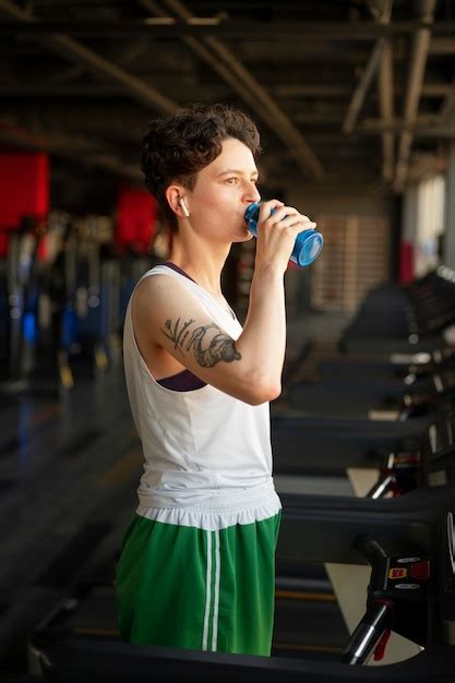 Транс мужчина тренируется в спортзале Бесплатно Фото