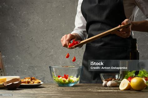 식품 냉동 해산물 집 주방에서 요리사와 채식주의 샐러드를 준비 합니다 레스토랑 메뉴 디자인에 대 한 텍스트 영역 콘크리트 벽 배경 감에 대한 스톡 사진 및 기타 이미지