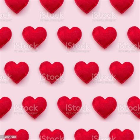 분홍색 배경에 발렌타인 하트의 평면 보기입니다 사랑과 세인트 발렌타인 데이 개념의 상징 0명에 대한 스톡 사진 및 기타 이미지