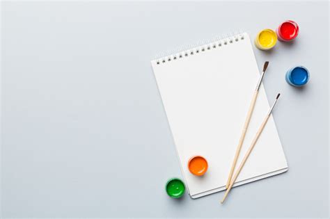 앨범 페이지와 페인트 연필 색깔의 배경에 브러시 빈 공간이 있는 상단 뷰입니다 창의성을 위한 직장 가정 교육 컨셉 드로잉 수채화에 대한 스톡 사진 및 기타 이미지 Istock