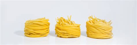 이탈리아 파스타 딱딱한 그림자가 있는 회색 흰색 배경에 고립된 스파게티 카펠리니 둥지의 형태로 파스타 파스타의 창조적 인 사진