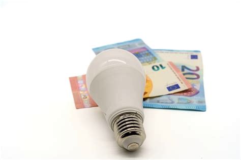 에너지 절약 전구 전기 비용의 증가로 인해 에너지를 절약합니다 책임감 있는 소비 0명에 대한 스톡 사진 및 기타 이미지 0명 개념 개념과 주제 Istock