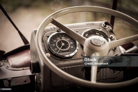 스티어링 휠과 속도계가 있는 빈티지 자동차 대시보드의 클로즈업 보기 계기판 측정기에 대한 스톡 사진 및 기타 이미지 계기판 측정기 고풍스런 골동품 Istock