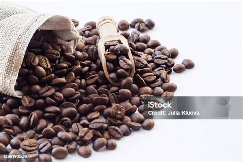 카페와 레스토랑의 메뉴 커피 콩과 나무 숟가락 클로즈업 텍스트공간을 복사합니다 뜨거운 음료의 개념 0명에 대한 스톡 사진 및 기타 이미지 Istock