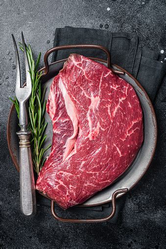 로즈마리가 있는 강철 트레이에 생톱 등심 쇠고기 고기 스테이크 검은 색 배경 위쪽 보기 0명에 대한 스톡 사진 및 기타 이미지 0명 검은색 고기 Istock