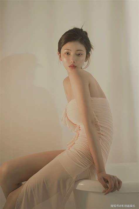 长腿美女模特王星辰最新写真，展现自己的丰腴身材 搜狐大视野 搜狐新闻