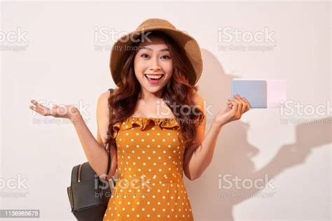 이미지 흥분 된 갈색 머리 여자 20 대 베이 지 배경 위에 고립 된 여행 티켓과 함께 여권을 들고 밀 짚 모자를 착용 관광에 대한 스톡 사진 및 기타 이미지 Istock