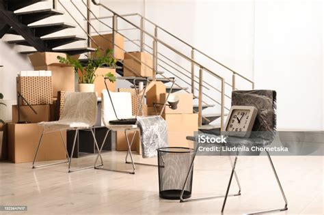 사무실의 계단 근처에 포장 된 물건이있는 골판지 상자 이동 일 사무실에 대한 스톡 사진 및 기타 이미지 사무실 쓰레기 제거 Istock