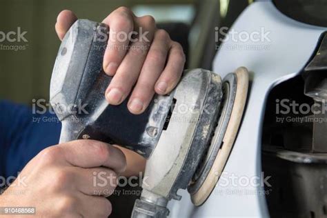 차가 게에서 자동차 광택을 선명 하 게 하는 남자의 손에 기계 서비스에 대한 스톡 사진 및 기타 이미지 서비스 자동차 차체 검사 보기 Istock