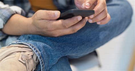 직장에서 편안하게 앉아 있는 동안 손에 스마트폰을 사용하는 남성 프리랜서의 클로즈업 뷰 사진 Unsplash의 손가락 이미지