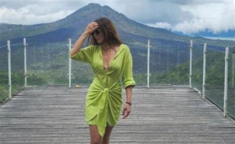 Wulan Guritno Pakai Dress Mini Kancing Terbuka Sampai Goyang Bareng