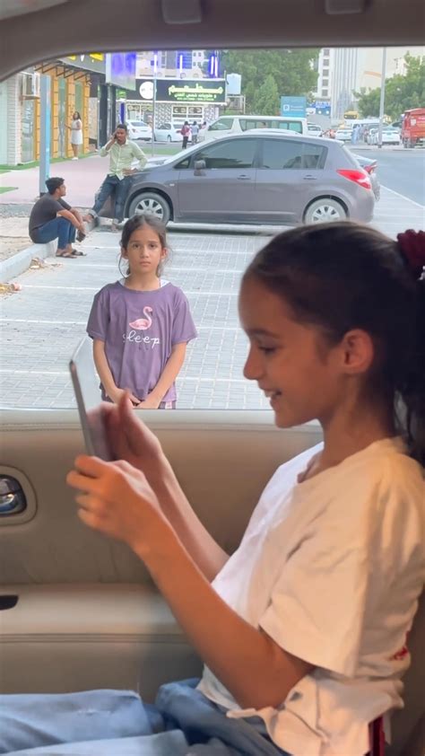 طفله تصرخ على جارها وتقوم في حركات غريبة وعندما جارها وقف خلف الباب