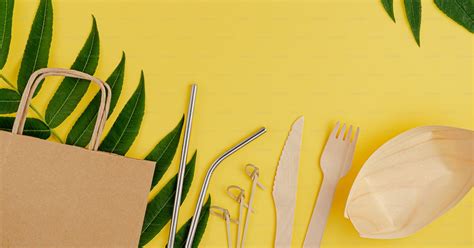 노란색 배경에 대나무 종이 일회용 식기 및 금속 빨대가 있는 친환경 세트 복사 공간 플랫 레이 사진 Unsplash의 이탈리아 이미지