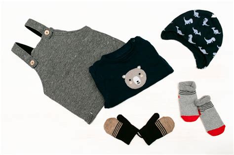 니트 장난 꾸러기 스웨터 점퍼 양말 장갑 모자 흰색 배경에 파스텔 색상의 패션 신생아 어린이 옷과 액세서리 세트 플랫 레이 탑 뷰 0명에 대한 스톡 사진 및 기타 이미지