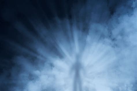 미드나잇 블루 톤와 검은 배경에 연기와 안개가 밤에 조명 앞에 서 있는 남자의 그림자 숲에 대한 스톡 사진 및 기타 이미지 숲 거리 계절 Istock