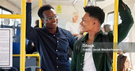 행복한 사람들 여행 현지 통근 또는 도시에서의 목적지를 위해 함께 버스와 채팅 남성 친구 또는 대중 교통과 사교 대화 위치 관광 또는 차량 여행에 대한 이야기 20 24세에