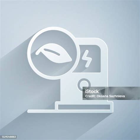 종이 는 회색 배경에 격리 된 전기 자동차 충전소 아이콘을 잘라 에코 전기 연료 펌프 표지판 종이 아트 스타일 벡터 3차원 형태에 대한 스톡 벡터 아트 및 기타 이미지