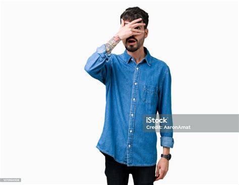 잘생긴 젊은이 얼굴과 손으로 눈을 덮고 충격 엿보기 격리 된 배경 위에 당황된 하는 표정으로 손가락을 통해 찾고 가리기에 대한 스톡 사진 및 기타 이미지 Istock