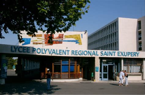 Photo De Classe Photo De Létablissement Lycée Saint Exupéry De 1970