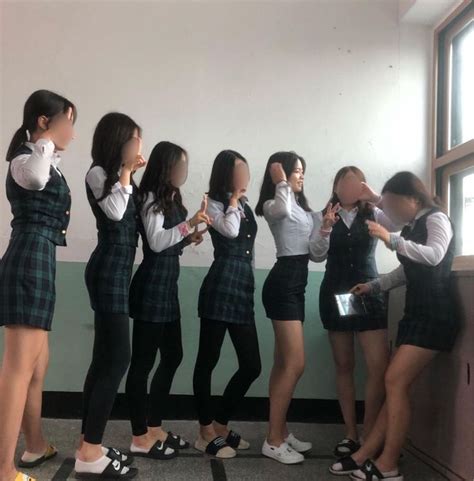교복에 있는 위 소님의 핀 여자 교복 여성 교복