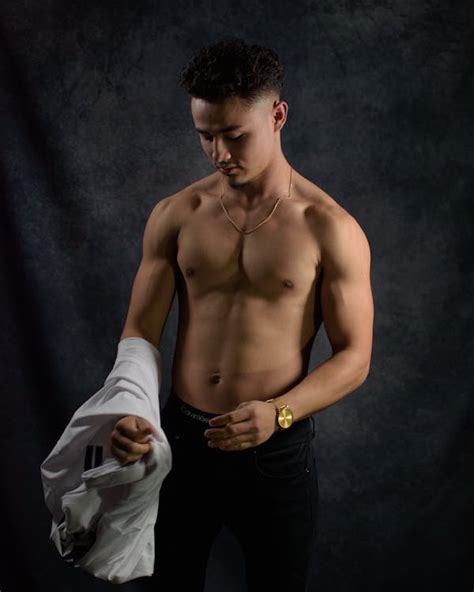 고요한 관찰 근육 근육 정의 근육질의 금시계 남성 남성 모델 남성 몸통 남자 모델링 몸매가 좋은 미국 미국 패션 미니멀리스트 바디빌딩 벌거 벗은