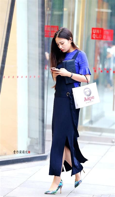 街拍夏装美女搭配高跟鞋更灵秀
