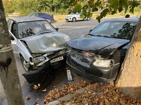 От последните минути Възрастна шофьорка се заби в паркирана кола във Враца заради пропаднала