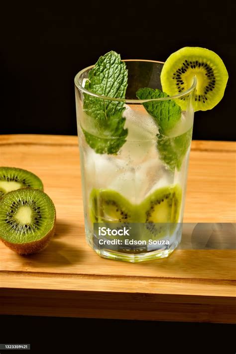 키위 민트와 얼음으로 장식된 아이스 드링크1잔 검은 색 배경의 단열된 나무 판 0명에 대한 스톡 사진 및 기타 이미지 0명 감귤류 과일 건강관리와 의술 Istock