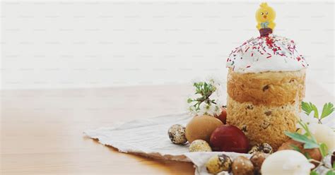 맛있는 수제 부활절 빵 세련된 부활절 달걀 빛의 소박한 테이블에 피는 봄 꽃 행복한 부활절 텍스트를 위한 공간입니다