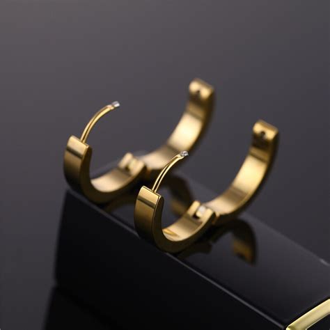 Четвъртити малки халки от позлатена медицинска стомана 1 5 см диаметър широки 0 3 см английско