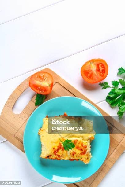 전통 이탈리아 파스타 Cannelloni입니다 구운된 관 파 르 마 치즈와 흰색 나무 테이블에 볘 샤 멜 소스와 다진된 고기와 함께 인형 가느다란 관에 대한 스톡 사진 및