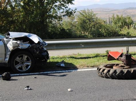 Жесток сблъсък Две жени пострадаха при катастрофа с трактор между Видин и Брегово