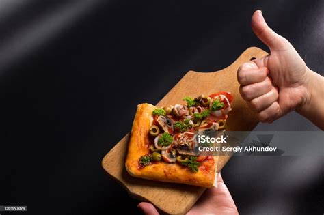 피자를 엄지 손가락으로 들어올려보라고 합니다 나무 판에 피자 조각 비건 피자를 위한 엄지 손가락 절대 채식주의자에 대한 스톡 사진 및 기타 이미지 Istock
