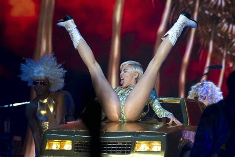 Miley Cyrus Performs Blowjob In Live Concert