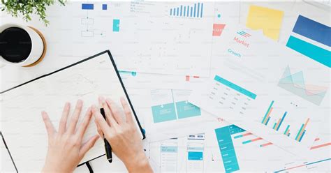 프리랜서 아시아 여성 캐주얼 착용 손이 집 거실에서 재무 보고서와 함께 빈 노트북에 쓰는 모습 재택근무 사회적 거리두기 코로나 바이러스 예방을 위한 격리 사진