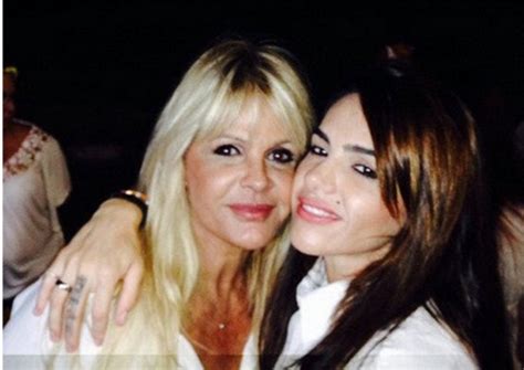 Monique Evans Se Irrita Ap S Ser Apontada Como Namorada De Mulher