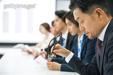 한국인 비즈니스 회의실 화이트칼라 전문직 비즈니스미팅 프로젝트 프리젠테이션 연설 설명 비즈니스맨 집중 중년남자 성인남자 경영자 책임자