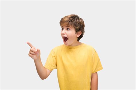 잘 생긴 스페인 소년 유머와 표현 제스처의 선택 손가락으로 가리키는 12 13세에 대한 스톡 사진 및 기타 이미지 12 13세 가리키기 금발 머리 Istock