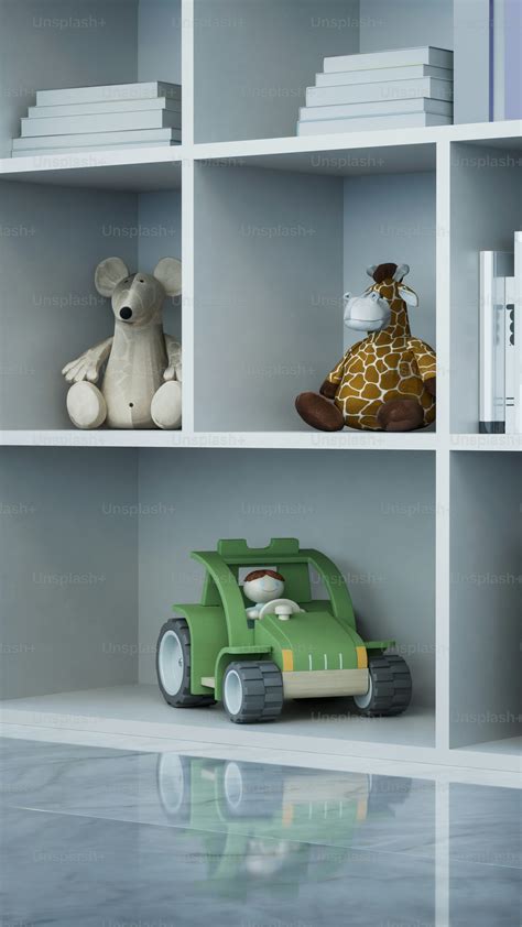 선반 위에 앉아 있는 녹색 장난감 자동차 사진 Unsplash의 침실 이미지